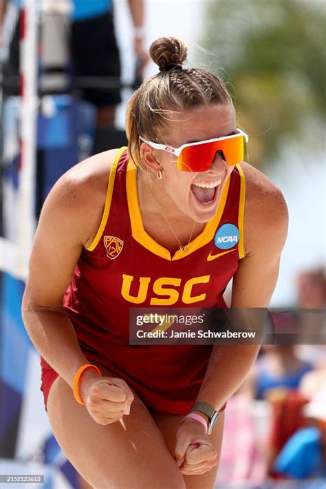 Grace Seits Of The Usc Trojans Celebrates A Point Against The Ucla Nachrichtenfoto Getty Images