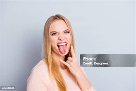 최신 유행 스타일 양성 멋진 사람들 사람 당 평온한 개념을 축 하 합니다 매력적인 불안 미친 부드러운 머리 십 대 소녀 시연 뿔 회색 배경에 고립의 초상화를 닫습니다 혀