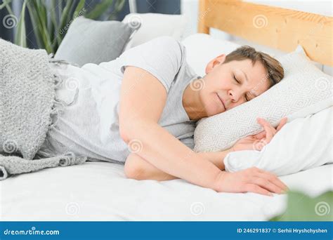 Vestimenta De Mulher Dormindo Na Cama Imagem De Stock Imagem De
