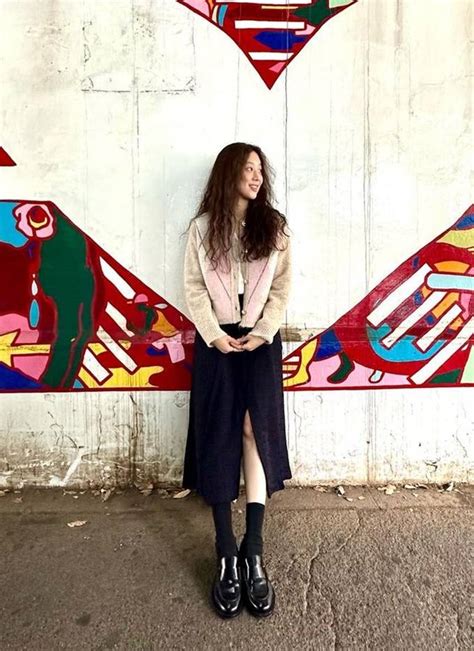 패션엔 정려원 히피펌으로 즐긴 도쿄 니트 카디건룩 ‘역시 히피룩의 여왕