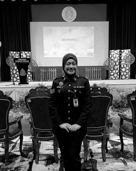 Digilis Lori Simen Ketika Berhenti Di Lampu Isyarat Warden Penjara Maut