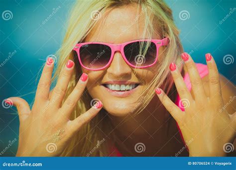 Jeune Fille Sur La Plage Photo Stock Image Du Jour Nature 80706524