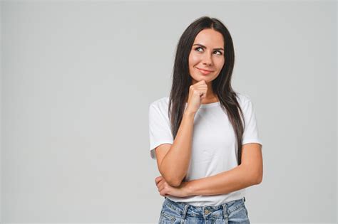 꿈꾸는 사려 깊은 백인 젊은 여성 소녀 프리랜서 스타트업에 대해 생각하고 회색 배경에서 고립 된 새로운 아이디어를 만듭니다 사색에 대한 스톡 사진 및 기타 이미지 Istock