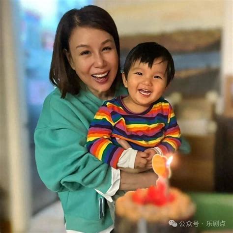 文雪儿晒孙子扮姨婆元秋包租婆的照片，隔代遗传演艺细胞表情戏足邵氏丈夫