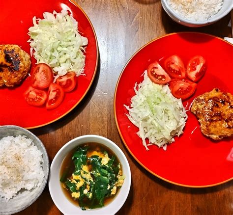 今日の晩ごはん🩷 豚肉のハンバーグ ニラの卵とじスープ デザートはいただいた 美味しいクッキーを💖