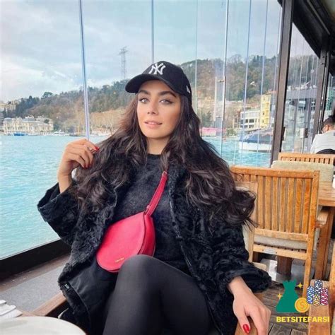 درآمد نگار شیرازی از مدلینگ در سال 1401 چقدر بوده است؟ بت سایت