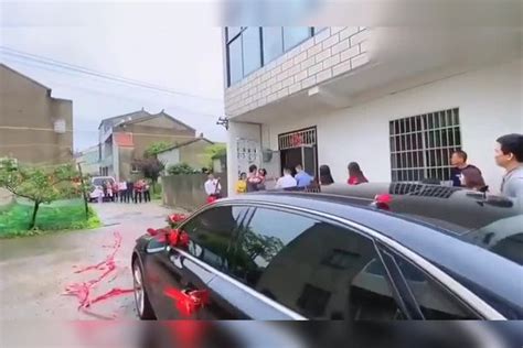 新娘长得像周慧敏，还是省中老师，新郎人生赢家