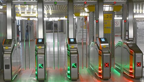 Milano I Super Tornelli In Metro Sono Già Un Caso La Polemica
