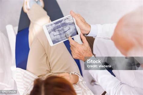 Dokter Menunjukkan Rontgen Rahang Kepada Pasien Foto Stok Unduh