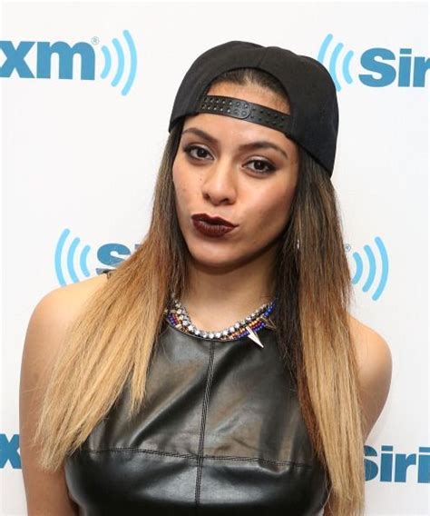Dinah Jane Aesthetic Dinah Jane Hansen Dj Holding Headphones Reggae