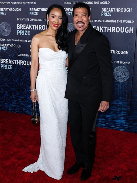 Danny Devito Mila Kunis And Chris Pine Celebrate Breakthrough Prize Metro News