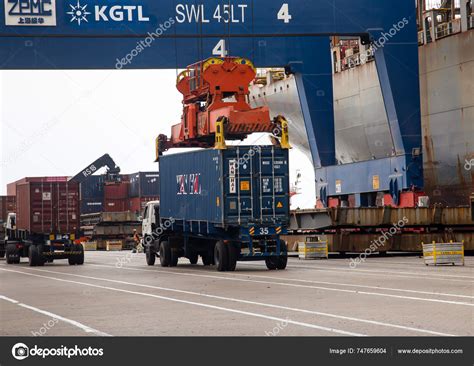 container loading unloading closeup — stock editorial photo © kashaf