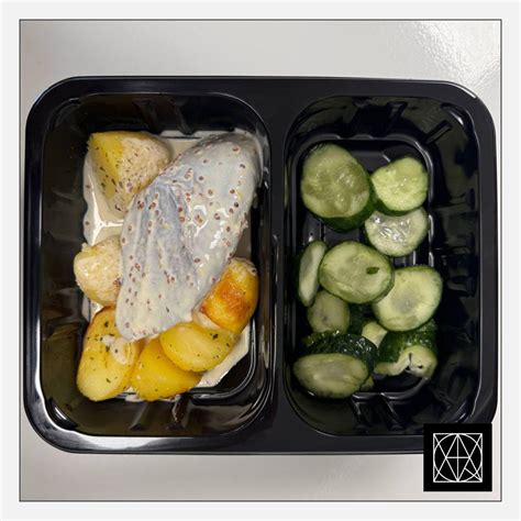 Jautienos Liežuvis Su Garstyčių Padažu Pateikiamas Su Keptomis