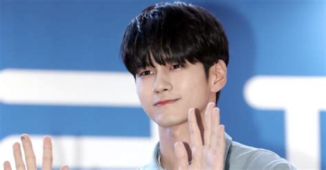 포토 옹성우 소녀팬 사로잡은 깊은 눈매