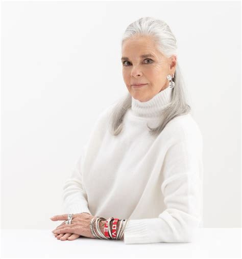 Ali Macgraws Enduring Story Coveyclub Ali Macgraw Ali Mcgraw Style Grey Hair Inspiration