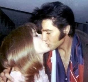 Rare Elvis Photographs Elvis Kisses Ein Spotlight