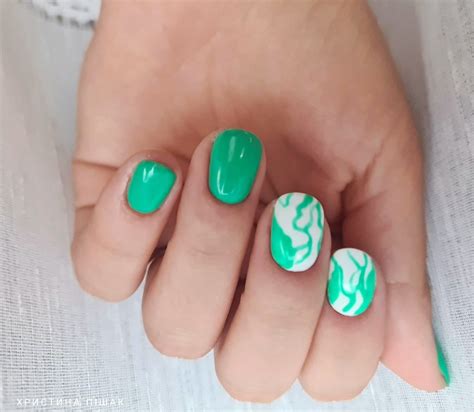 Зелений манікюр