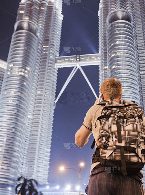 双峰塔男人名声外立面两个人垂直画幅电话机夜晚旅行者