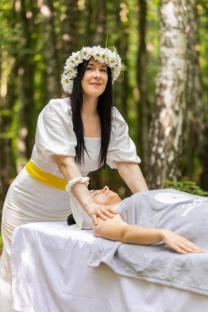 Premium Photo Therapist Female Doctor Making Woman Relaxing Spa Face