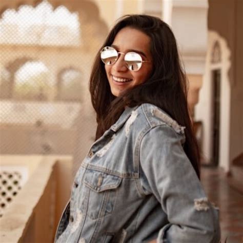 பின் கழுத்தில் டாட்டூ…தனுஷ் பட நடிகையின் கவர்ச்சி அட்ராசிட்டி Sanjana Natarajan Hot Photos