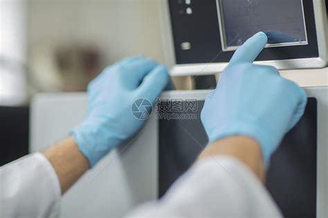 使用触摸屏的实验人员的手部特写高清图片下载 正版图片501884981 摄图网