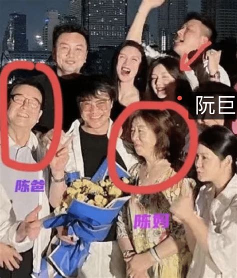 陈思诚携小21岁女友约会，深夜一同回家，恋情曝光超半年感情稳定佟丽娅阮巨带着