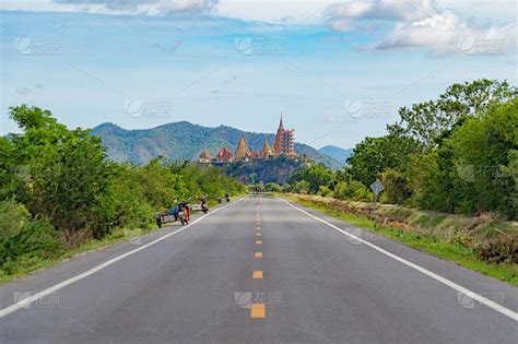泰国北碧府虎洞寺的大金佛和佛塔著名旅游景点地标旅游概念