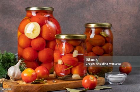 장기 보관을 위해 유리 병에 사과 양 고추 냉이 마늘 및 칠리 페퍼가 들어간 다양한 종류의 통조림 토마토 고추류에 대한 스톡