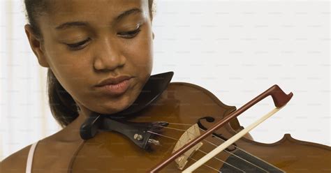 활로 바이올린을 연주하는 어린 소녀 사진 Unsplash의 바이올린 연주자 이미지