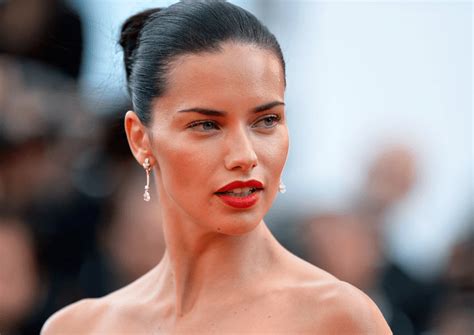 Dünyaca ünlü Brezilyalı Model Adriana Lima Aldığı Kilolarla Dikkat çekti Magazin Haberleri Tv100