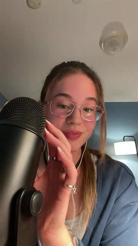 Teen Unbothered By Chat Hearing Her Desperate Hissy Pee