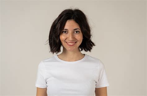 행복한 얼굴과 아름다운 미소가 카메라를 응시하는 젊은 예쁜 백인 여성의 초상화를 닫습니다 흰색에 격리 사람들 긍정적 인 인간의