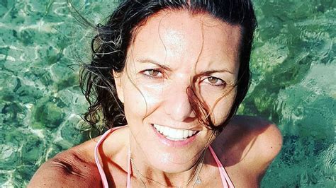 Himar González Posa Espectacular En Bikini Para Celebrar La Navidad Feliz Y Sana