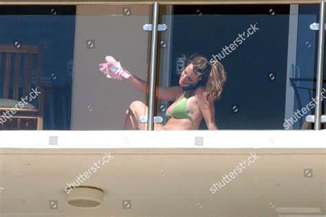 Britney Spears Sunbathing On Her Brother 新闻传媒库存照片 库存图片 Shutterstock