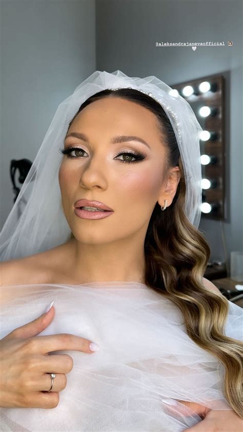 Први фотки од свадбата на пејачката Александра Јанева Невестата носи