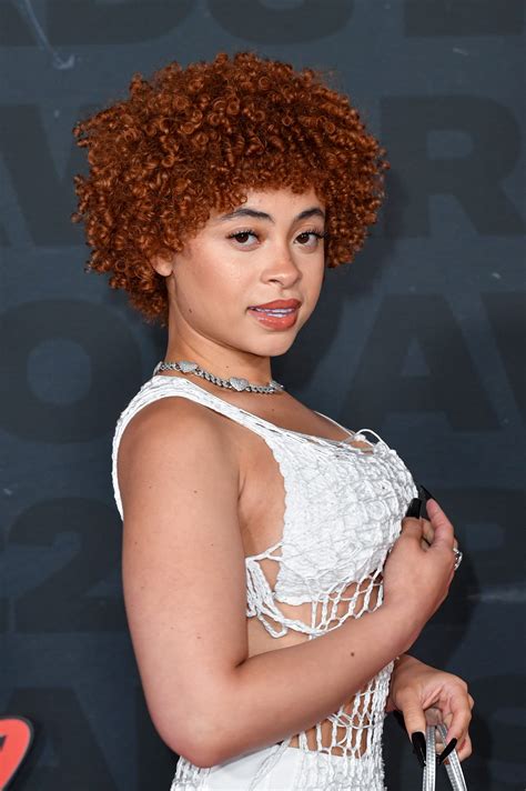 ダイナミックなボディで魅了！最注目の新世代ラッパー、アイス・スパイスの過激ファッション70連発｜ハーパーズ バザー（harpers Bazaar）公式