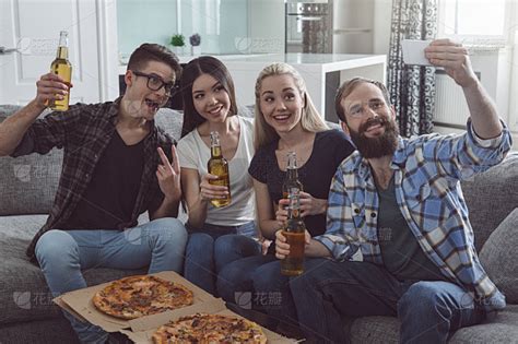 一群朋友在家里聚会