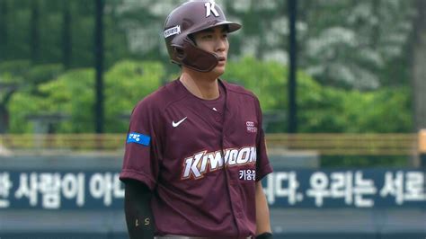 다음스포츠 이정후 상대 우익수 키 넘기는 2타점 2루타 3회초
