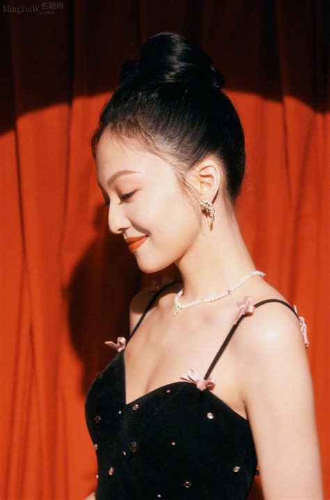 张韶涵穿吊带低胸裙参加录制《春晚进行时》（56） 图片 名腿网