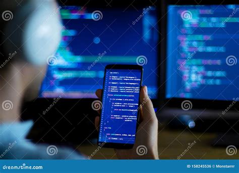 Programador De Software Freelancer Trabalhando Com Código De Programa