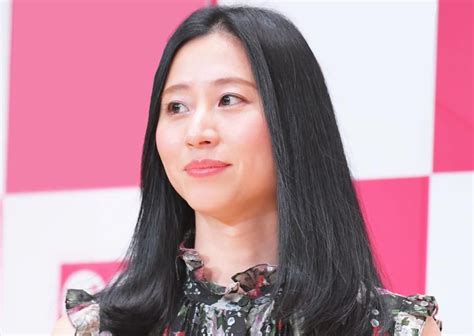 三浦瑠麗氏のワンピースを着た小6長女が大人すぎ そっくりな佇まいに「ルリさんかと」「ママそのもの！」｜よろず〜ニュース