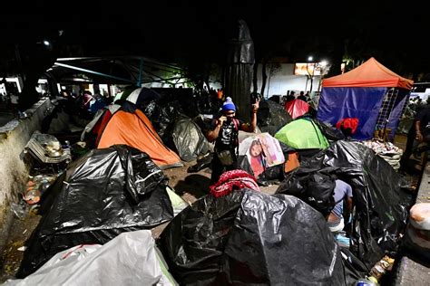 Así Se Vivió El Desalojo Del Inm A Migrantes De La Plaza Giordano Bruno