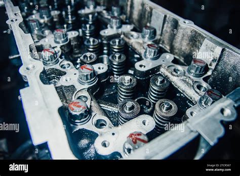 Cylinder Head With Valves At Luis Silva Blog