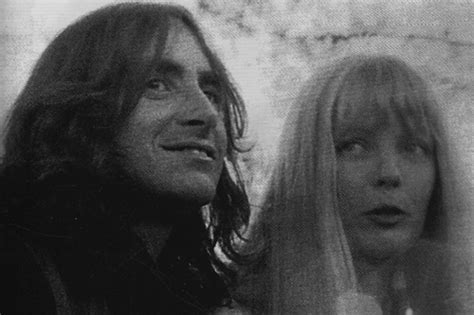 Ac Dc Volt Felesége Azt állítja Hogy Bon Scott Hangja Egy Balesettől