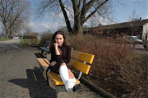 Sehr Hübsche Frau Mit Gehgips Girls Clogs It Cast Girl