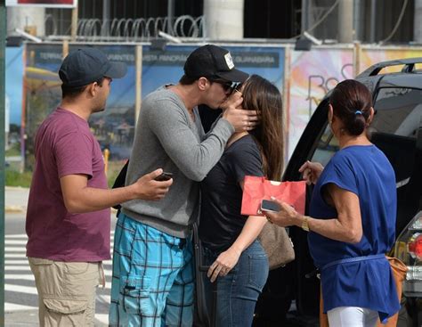 Ego Rômulo Neto Se Despede De Cleo Pires Com Beijão Antes De Embarque