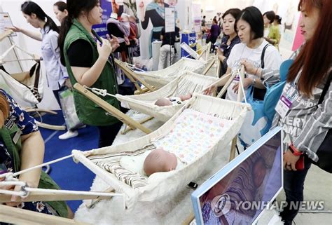 해먹 같은 아기침대 연합뉴스