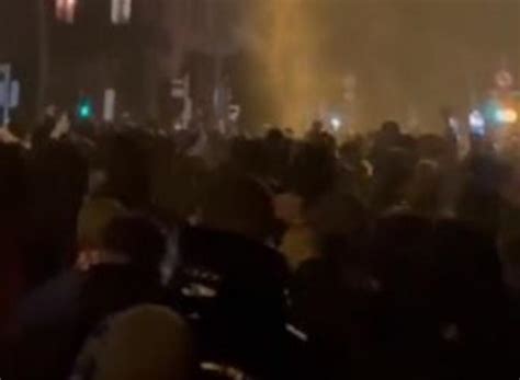 Grmi U Bernu Evo šta Pevaju Delije Dok Idu Ka Stadionu Video