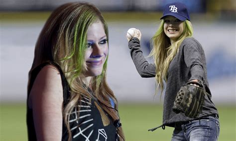 Avril Lavigne Apologises For Launching Into F Word Rant After Crowds