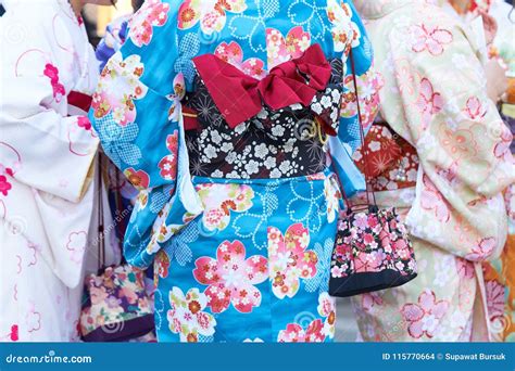 Jong Meisje Die Japanse Kimono Dragen Die Zich Voor Sensoji Tempel In